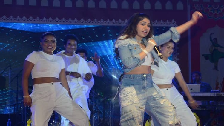 Singer Tulsi Performed On Stage Of Muktakashi At Taj Mahotsav In Agra ...