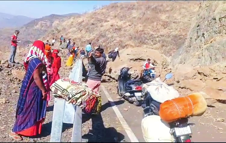 Indore:जाम गेट मार्ग पर दरका पहाड़, बाल-बाल बचे वाहन, महेश्वर जाने का ...