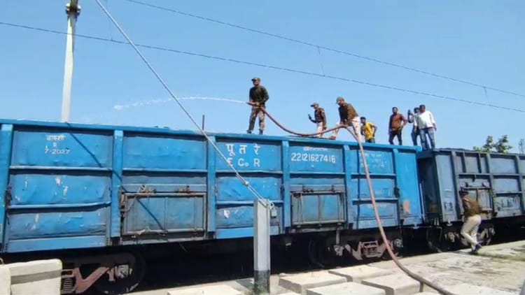 Kaimur News: Fire Broke Out In Coal Laden Goods Train Parked In Loop Line - Amar Ujala Hindi ...