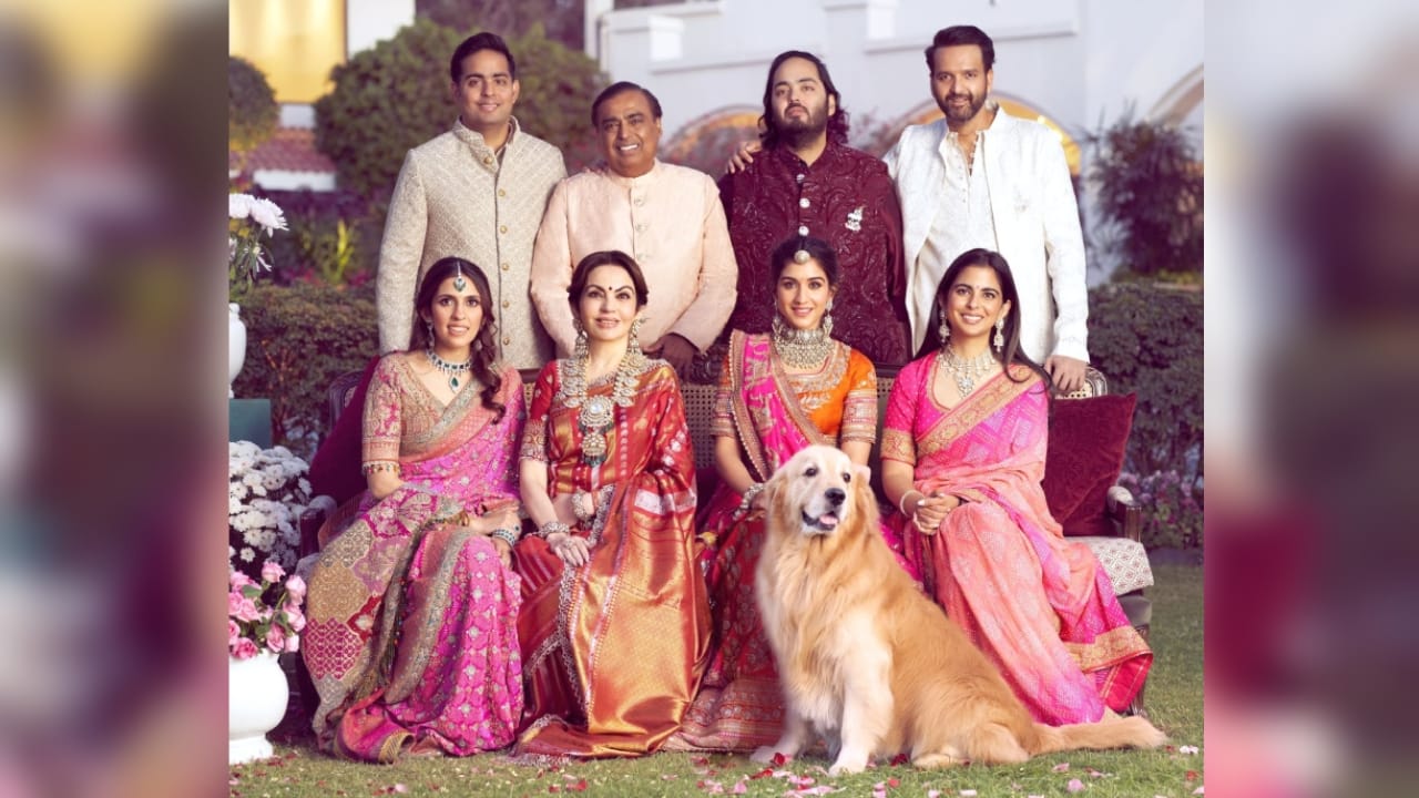 Ambani Family:अनंत-राधिका के प्री-वेडिंग समारोह के दौरान एक साथ दिखा ...