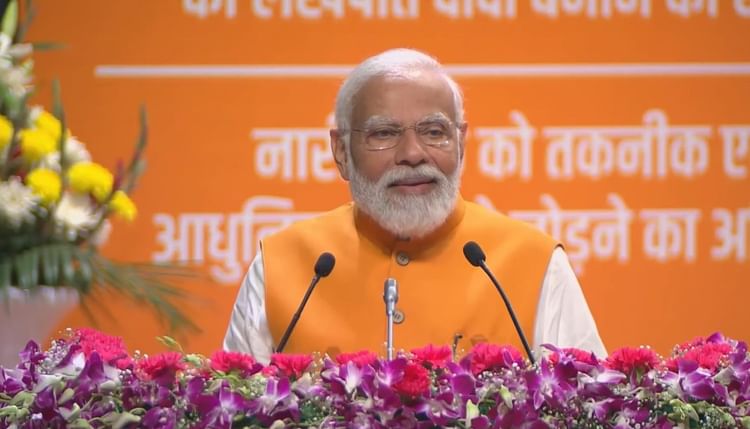 Pm Modi Hand Over Namo Didis 1000 Drones Distribute Eight Thousand ...