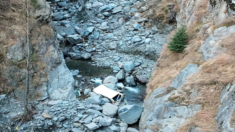 Chamba Road Accident: Bolero Car Fell Into Ditch From Bharmour ...