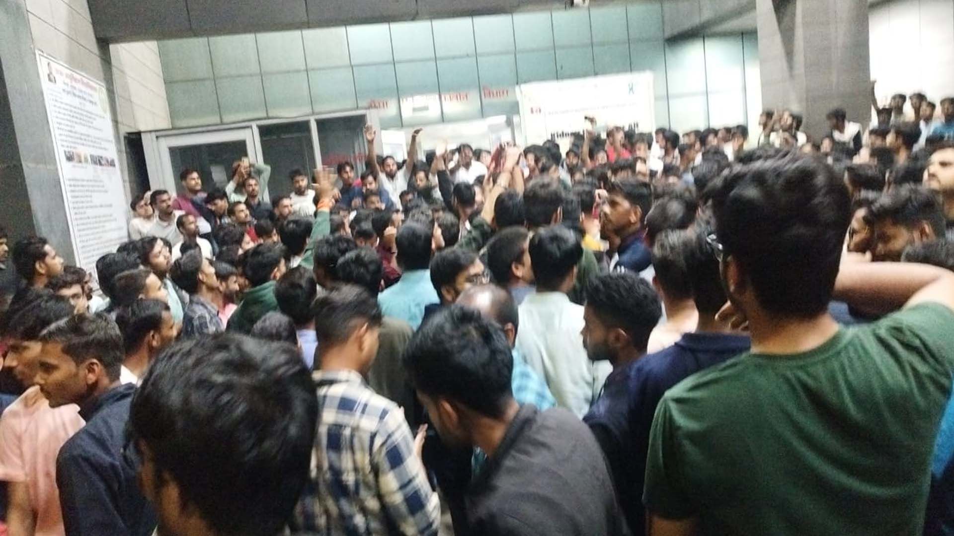 Dead Body Of Paramedical Student Of Saifai Medical College Found - Amar ...