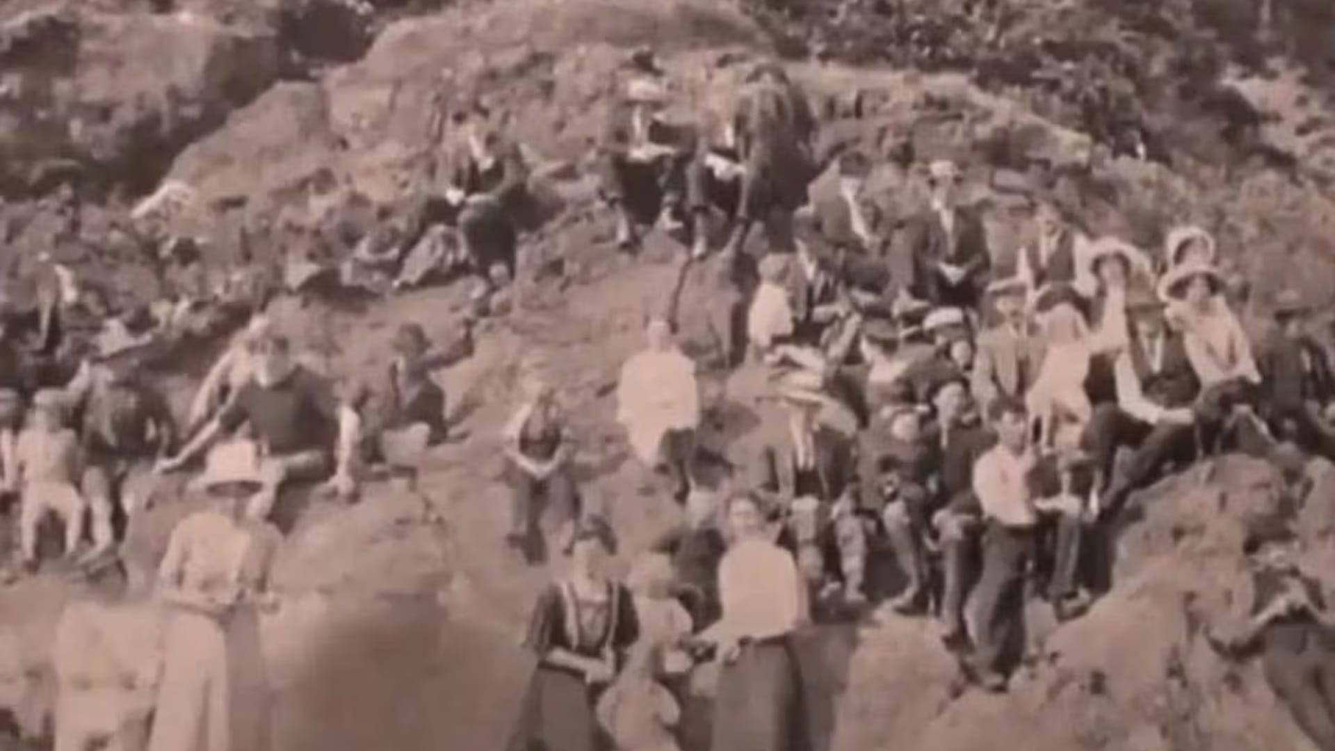 Time Travel:107 साल पुरानी फोटो में दिखा टाइम ट्रैवल का सबूत, सोशल ...