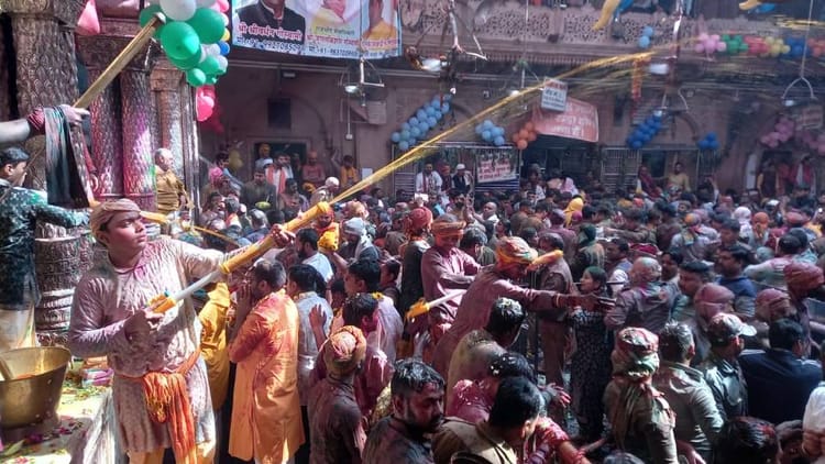 रंग भरनी एकादशी:होली खेलने गर्भगृह से बाहर आए बांकेबिहारी, तस्वीरों में ...