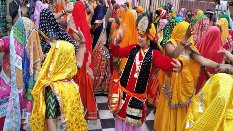 Huriyares And Hurriyarins Danced On Rasiya Songs In Maharas Of Sridauji ...