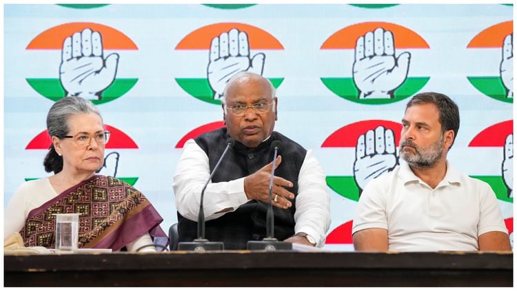 Lok Sabha Election Malliakrjun Kharge Share Stage With Sonia Gandhi And Rahul Gandhi News In ...
