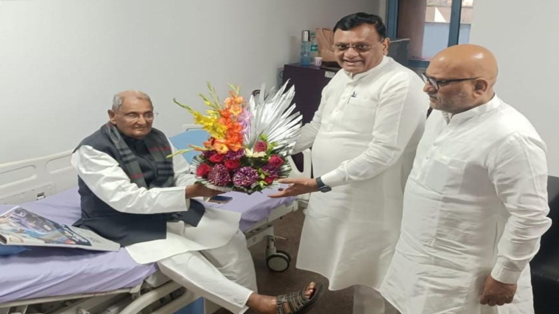 Prayagraj :रेवती रमण से मिले कांग्रेस के नेता, उज्जवल को टिकट मिलना लगभ ...