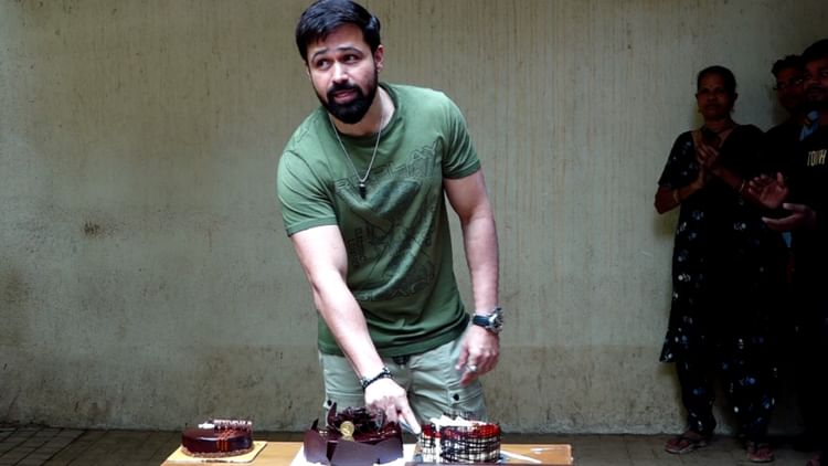 Emraan Hashmi Birthday Ae Watan Mere Watan Actor Cut Cake With His Fans ...