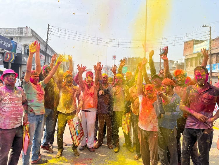 Holi 2024:मऊ में होली पर रंगों से सराबोर हुए लोग, गुलाल के साथ खेली ...