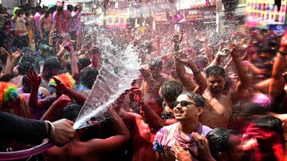 प्रयागराज :ठठेरी बाजार में तीसरे दिन भी जमकर खेली गई होली, बिजली ने मजा ...