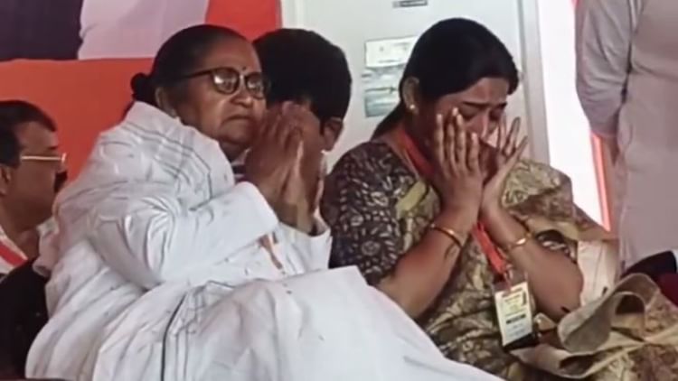 Sanghamitra Maurya Crying On The Stage Of Cm Yogi Program In Badaun - Amar Ujala Hindi News Live ...