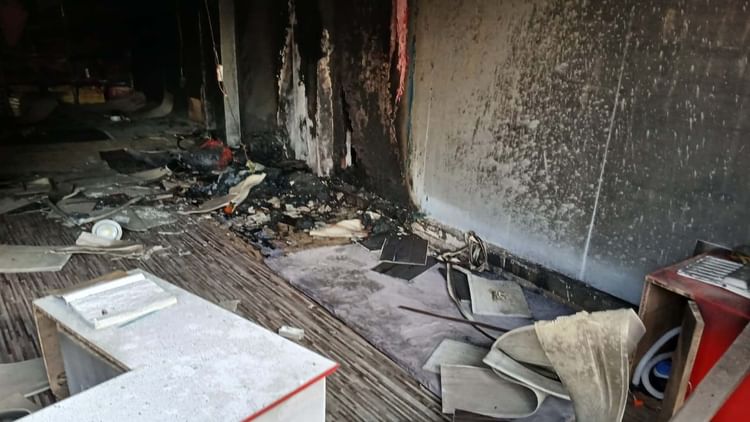 Kanpur Dehat: Fire Broke Out In Saree Shop Due To Short Circuit - Amar ...