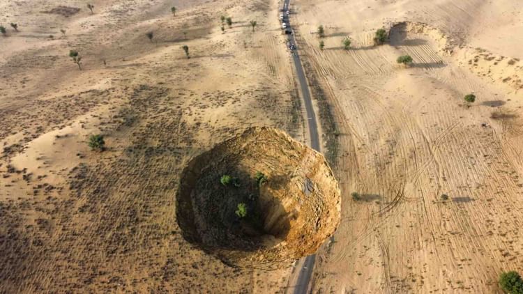 Bikaner: A Huge 40 Feet Deep Pit Formed In The Ground Overnight In ...
