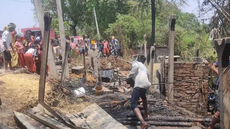 Gas Cylinder Exploded Due To Fire In Begusarai - Amar Ujala Hindi News Live - Begusarai News:आग ...