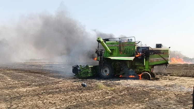 Spark Came Out From Wheat Cutting Machine, More Than 50 Bighas Of Wheat ...