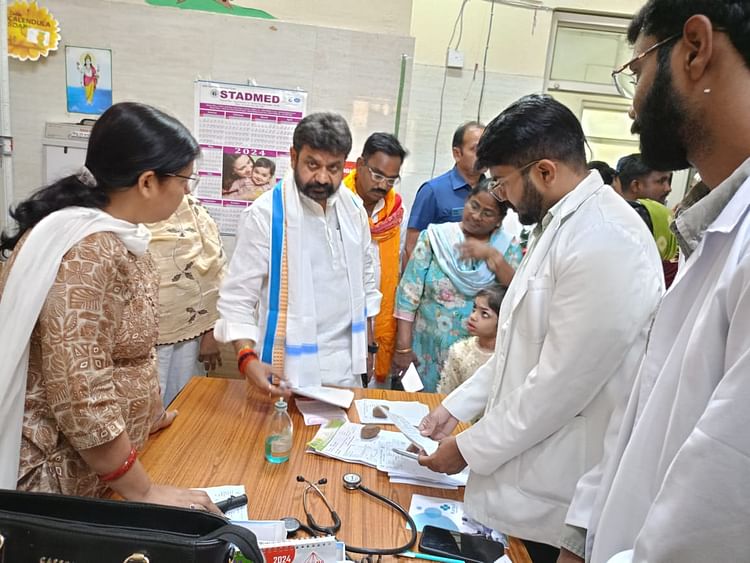 Ayush Minister Dayashankar Mishra Dayalu Strict On Doctors In Varanasi ... Ayush Minister Dayashankar Mishra Dayalu Strict On Doctors In Varanasi ...