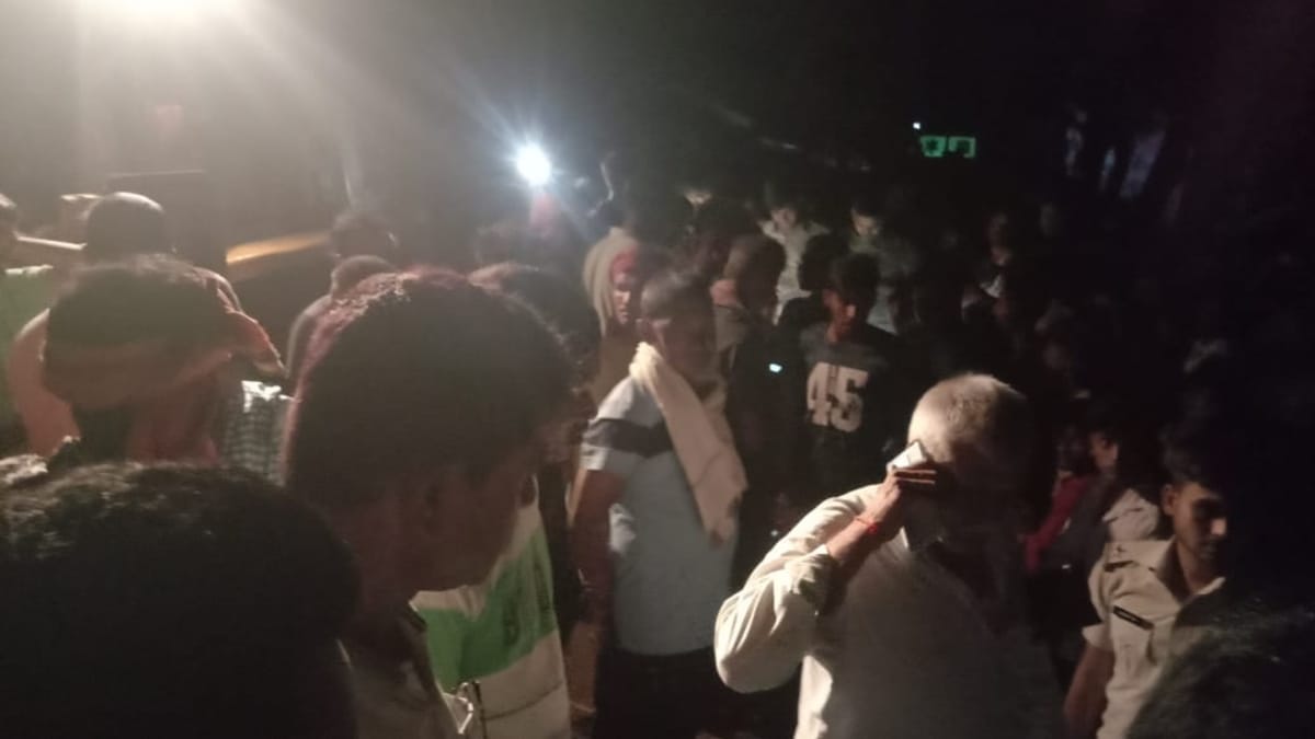 Bihar News :आंधी में सड़क पर निकले दो लोगों की गई जान; पीपल का पेड़ ऑटो ...