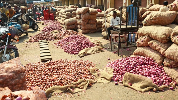 Govt Allows Onion Export To Six Countries Including Uae Amidst Domestic Supply Worries - Amar ...