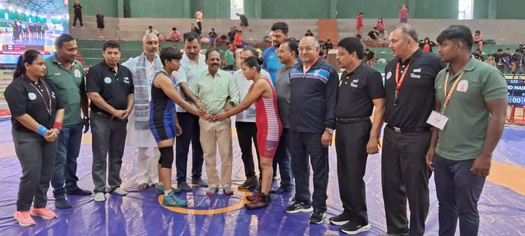 Wrestling Competition In Varanasi Women Showed Strength In Bhu Indoor ...