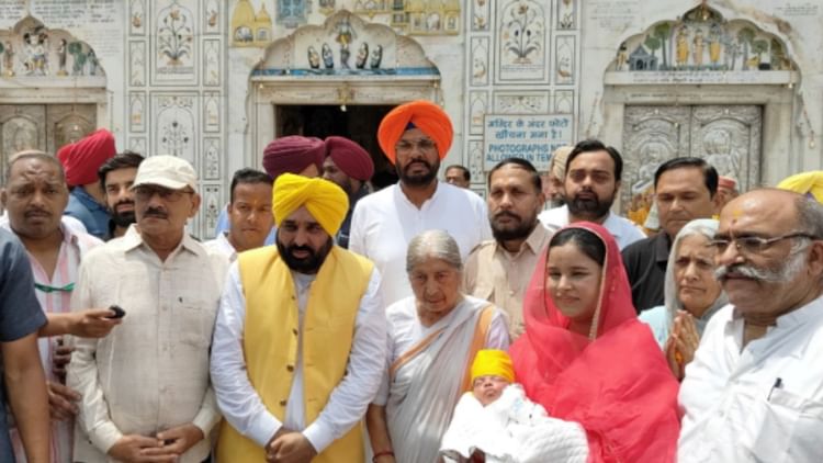Cm Bhagwant Mann Paid Obeisance At Sri Harmandir Sahib Along With Wife And Daughter - Amar Ujala ...