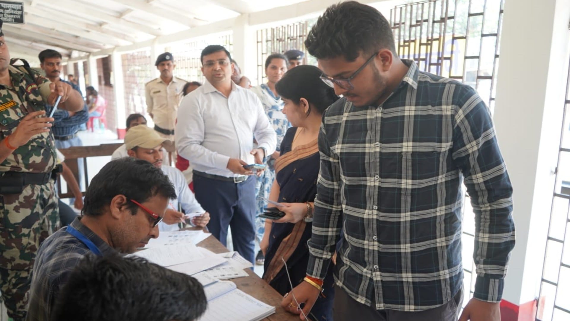 Lok Sabha 2024: Dm Kundan Kumar And Sp Voted In This Great Festival Of ...