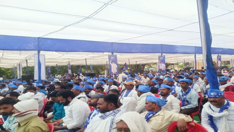 Kaushambi: Video Of Distribution Of Money In Bsp Rally Goes Viral On ...