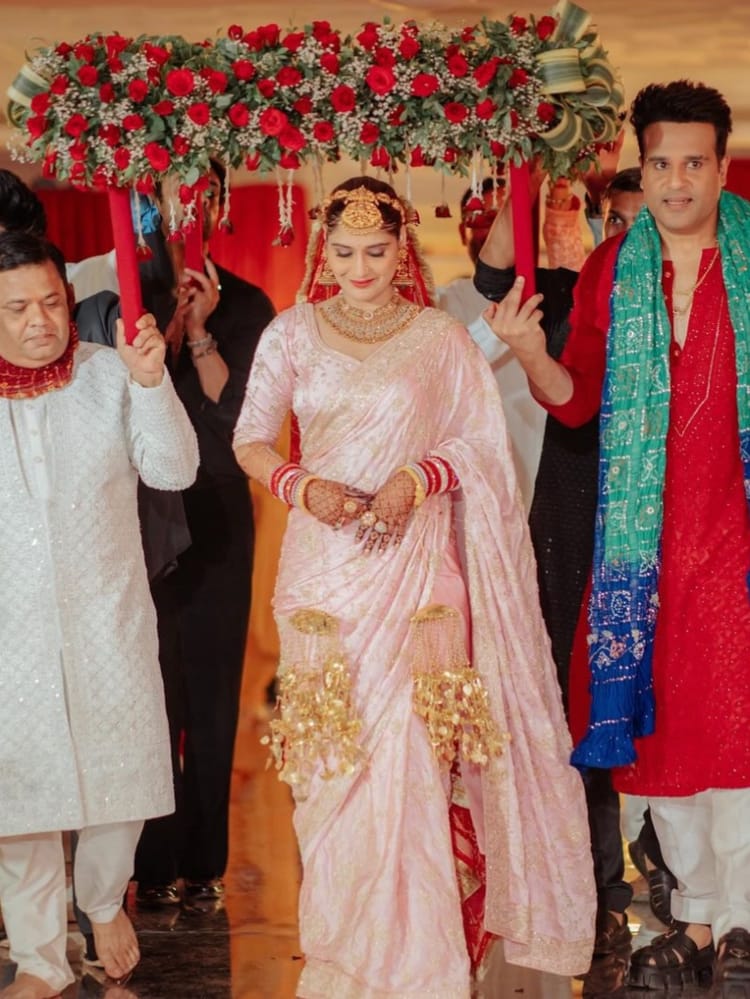 भाई और पति संग नजर आईं नई-नवेली दुल्हन आरती