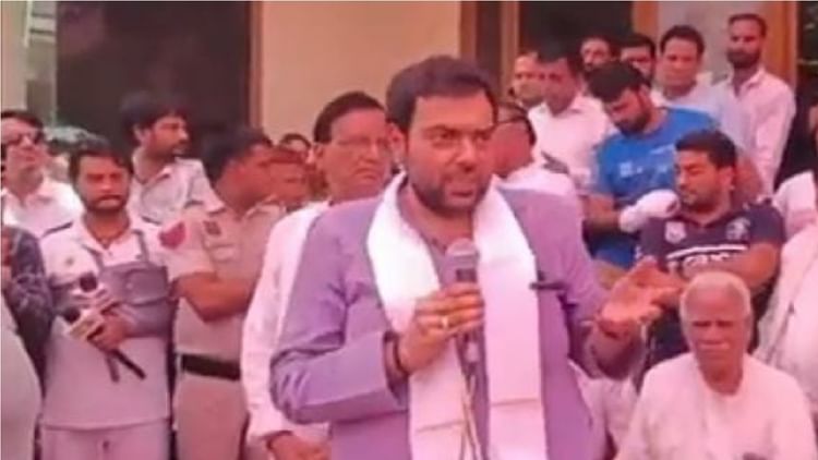 Captain Ajay Yadav Called Meeting After Ticket Canceled, But Did Not ...