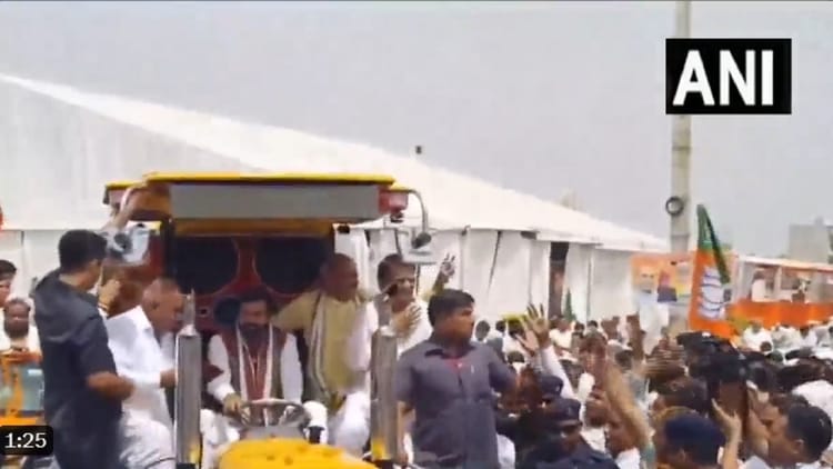 Rohtak:नायब सैनी ने चलाया ट्रैक्टर, भाजपा उम्मीदवार अरविंद शर्मा का ...