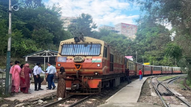 Kalka Shimla Express 16 Minutes Himalayan Queen 50 Minutes Late - Amar ...