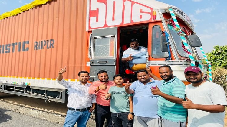 Rajesh Ravani Famous Youtuber Professional Truck Driver Received Praise ...