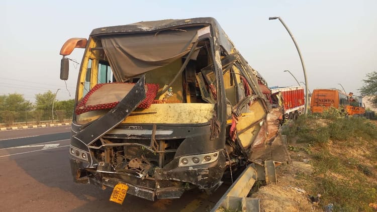 Road Accident In Kannauj: Bus Overturns On Expressway, Two Killed, 27 ...