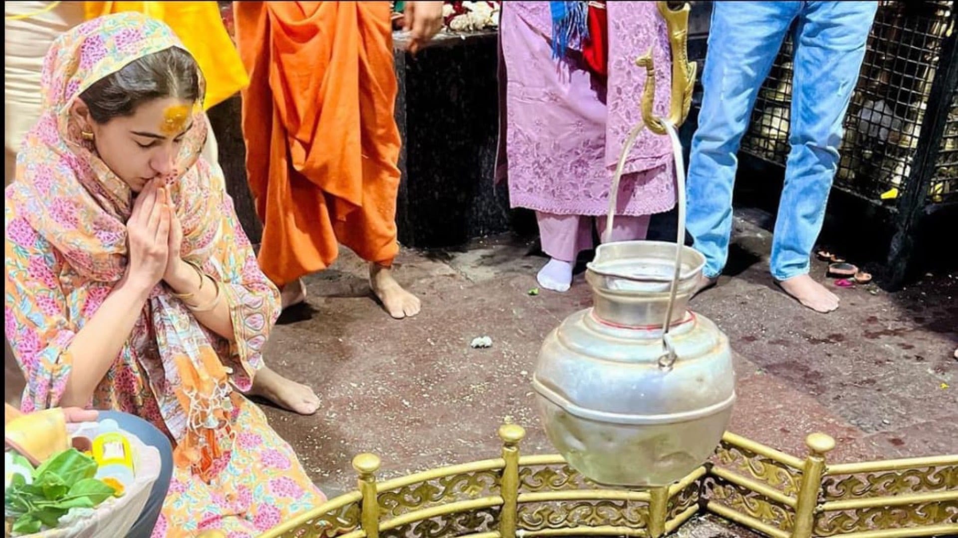 Celebs Who Are Devotees Of Mahadev Lord Shiva Ajay Devgn Raveena Tandon ...