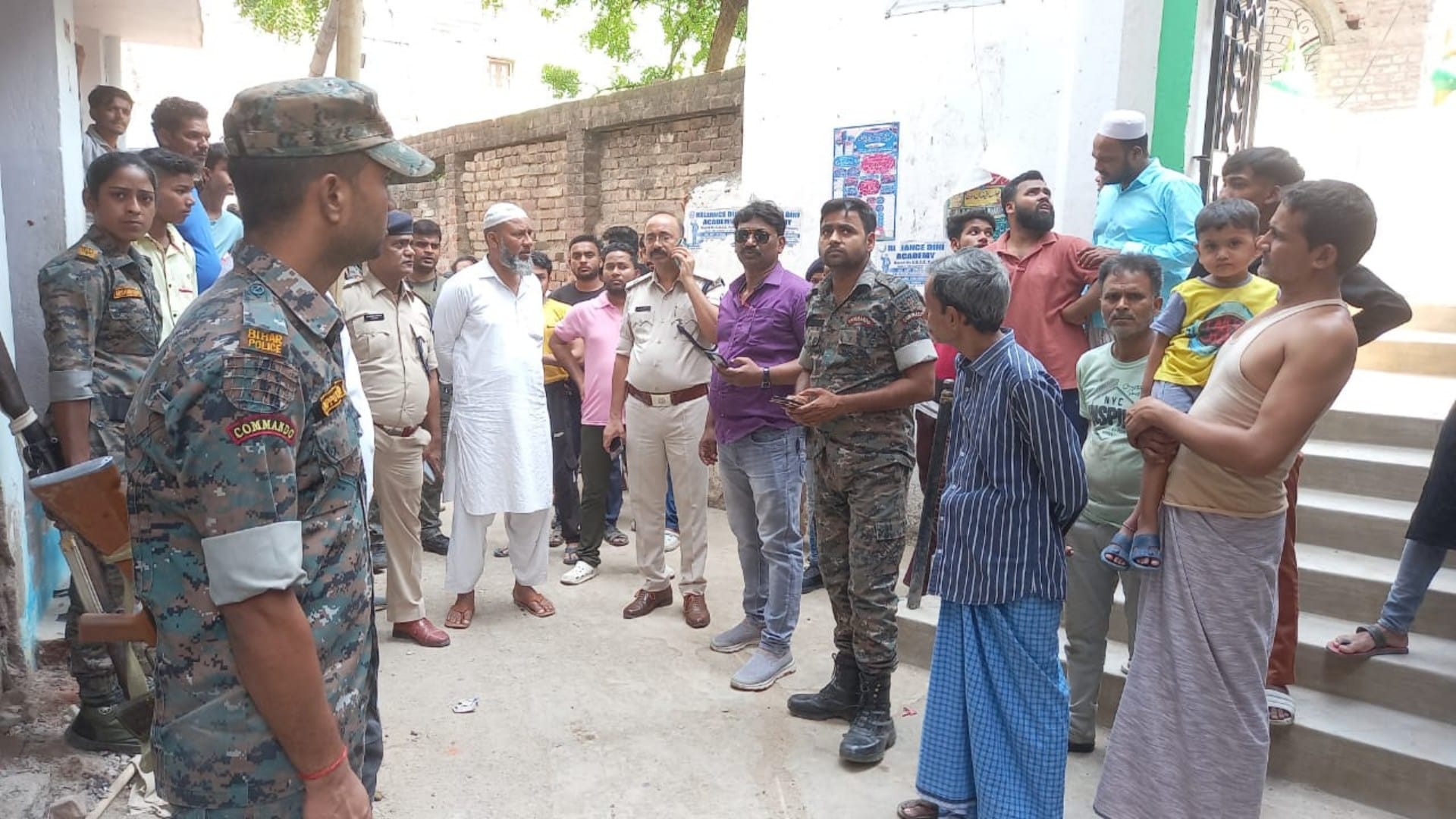 Gaya: Firing And Stone Pelting On Police Chasing Criminals, Minor Shot ...