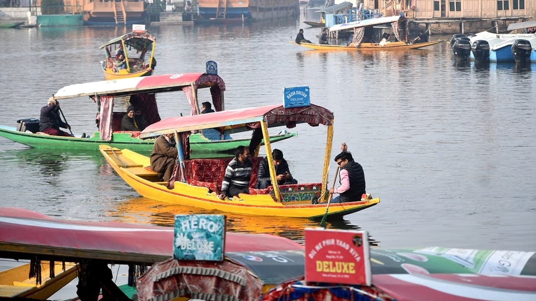Tourism In Kashmir:पर्यटकों से गुलजार कश्मीर... घाटी में दो महीने के ...