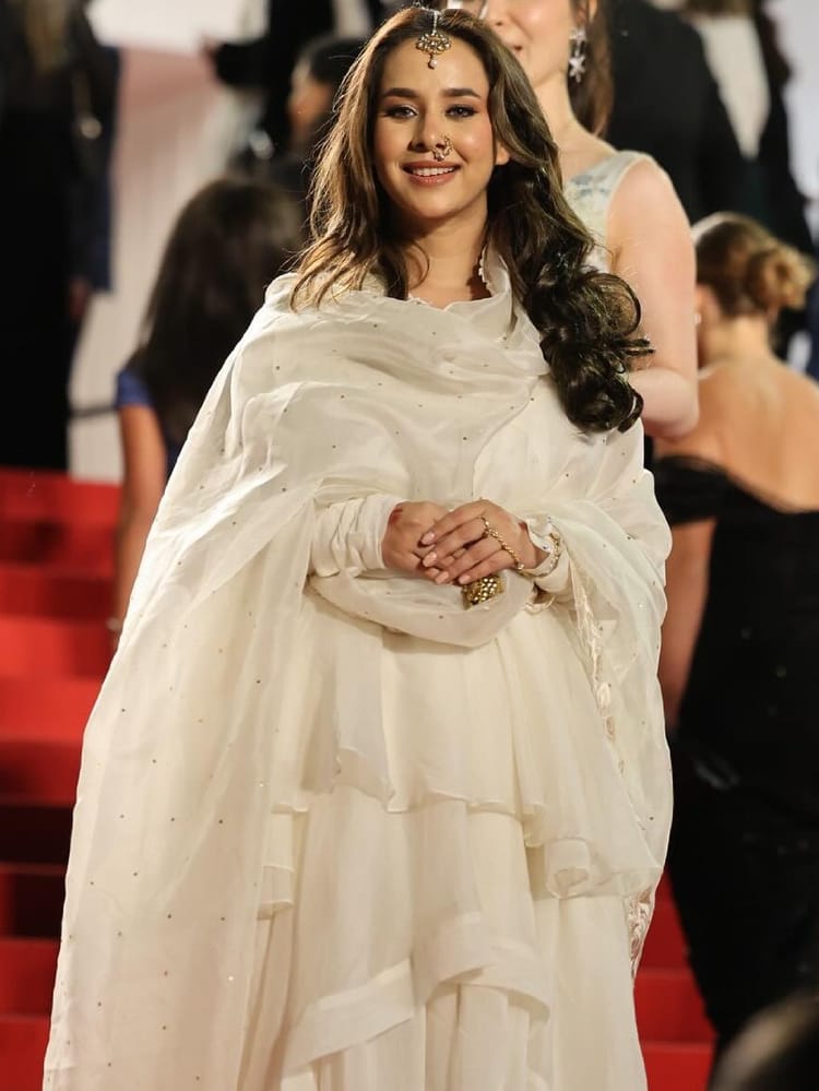 Cannes: पंजाबी सूट पहनकर सुनंदा शर्मा ने रेड कार्पेट पर बिखेरा जलवा