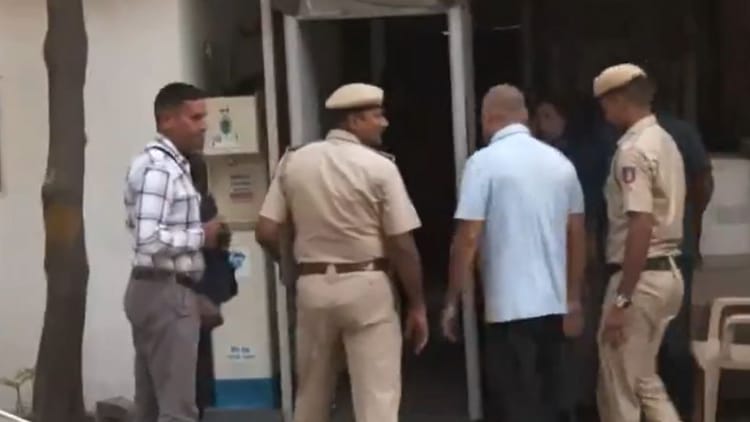 Delhi Police Reached Cm Residence With Bibhav Kumar In Aap Mp Swati ...