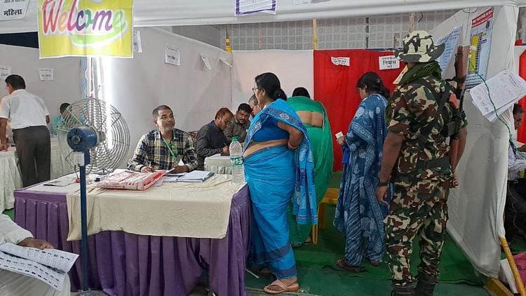 Ls Polls Voting Continues Peacefully In Hajipur 19 Lakh 49 Thousand