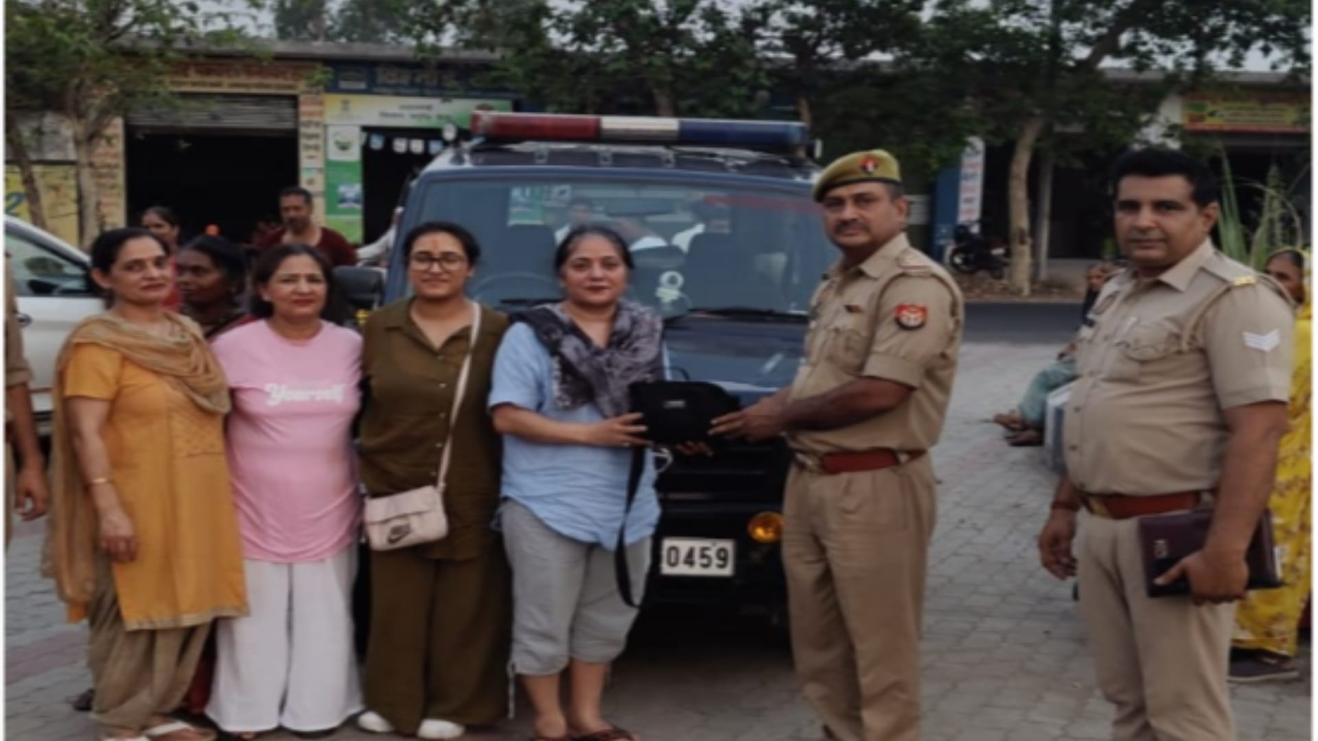 Bijnor:ढाबे से अचानक गायब हुआ विदेशी महिलाओं का रुपयों से भरा पर्स ...