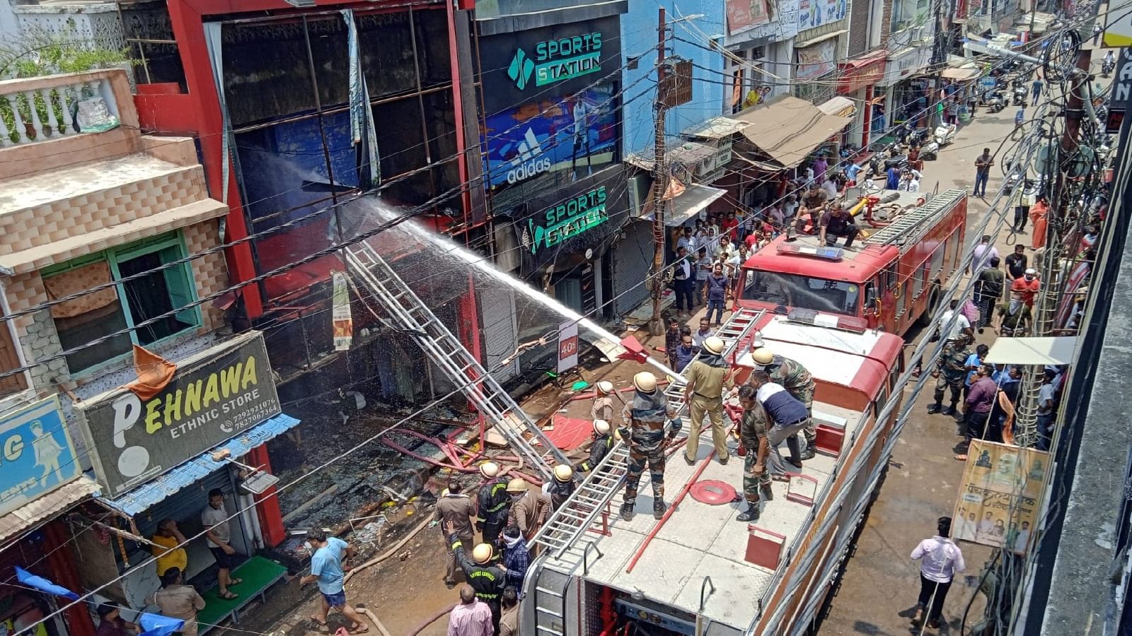 Fire Broke Out In Clothes Showroom On Sadar Bazar Road In Jhansi - Amar ...