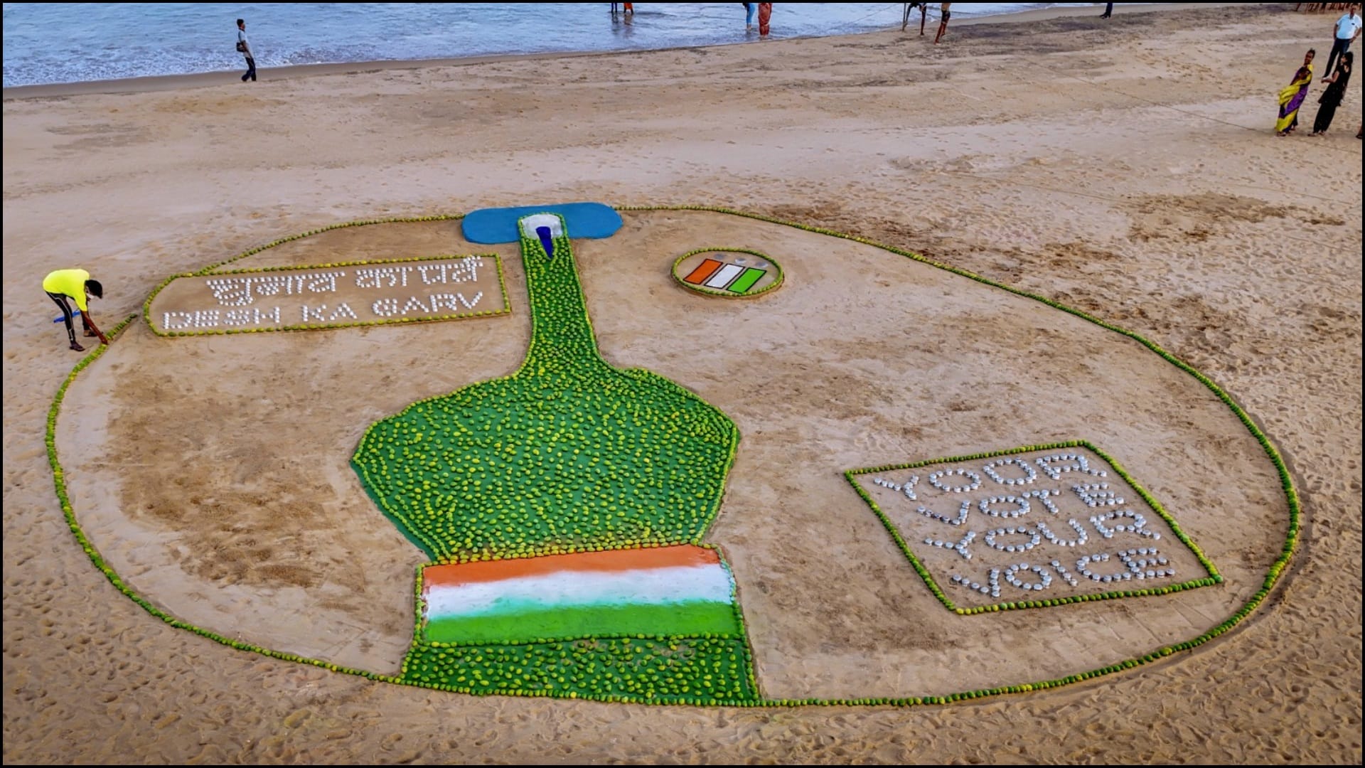 Sand Artist Sudarsan Pattnaik Creates Sculpture With Mangoes To Create ...