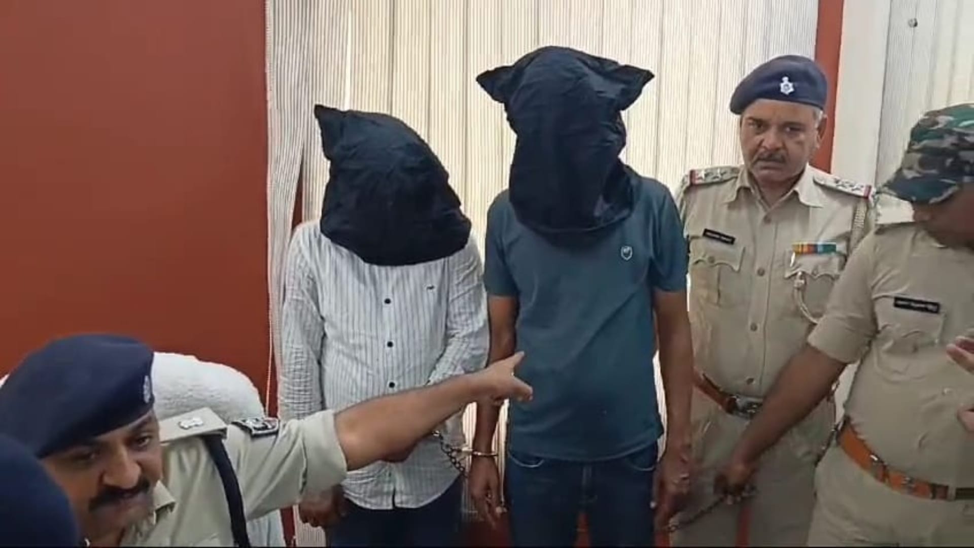 Bihar News :फर्जी एसपी के बाद अब नकली डीएसपी चढ़ा पुलिस के हत्थे ...