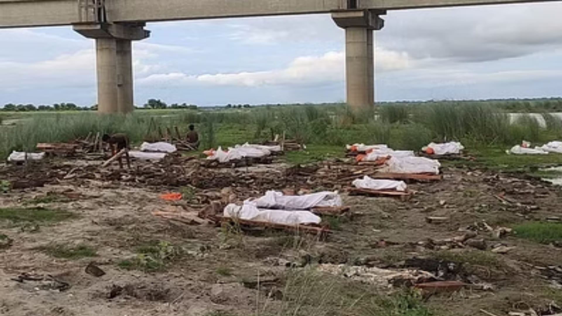 70-80 Dead Bodies Are Being Cremated Daily At Chhatnag Ghat In Jhunsi ...