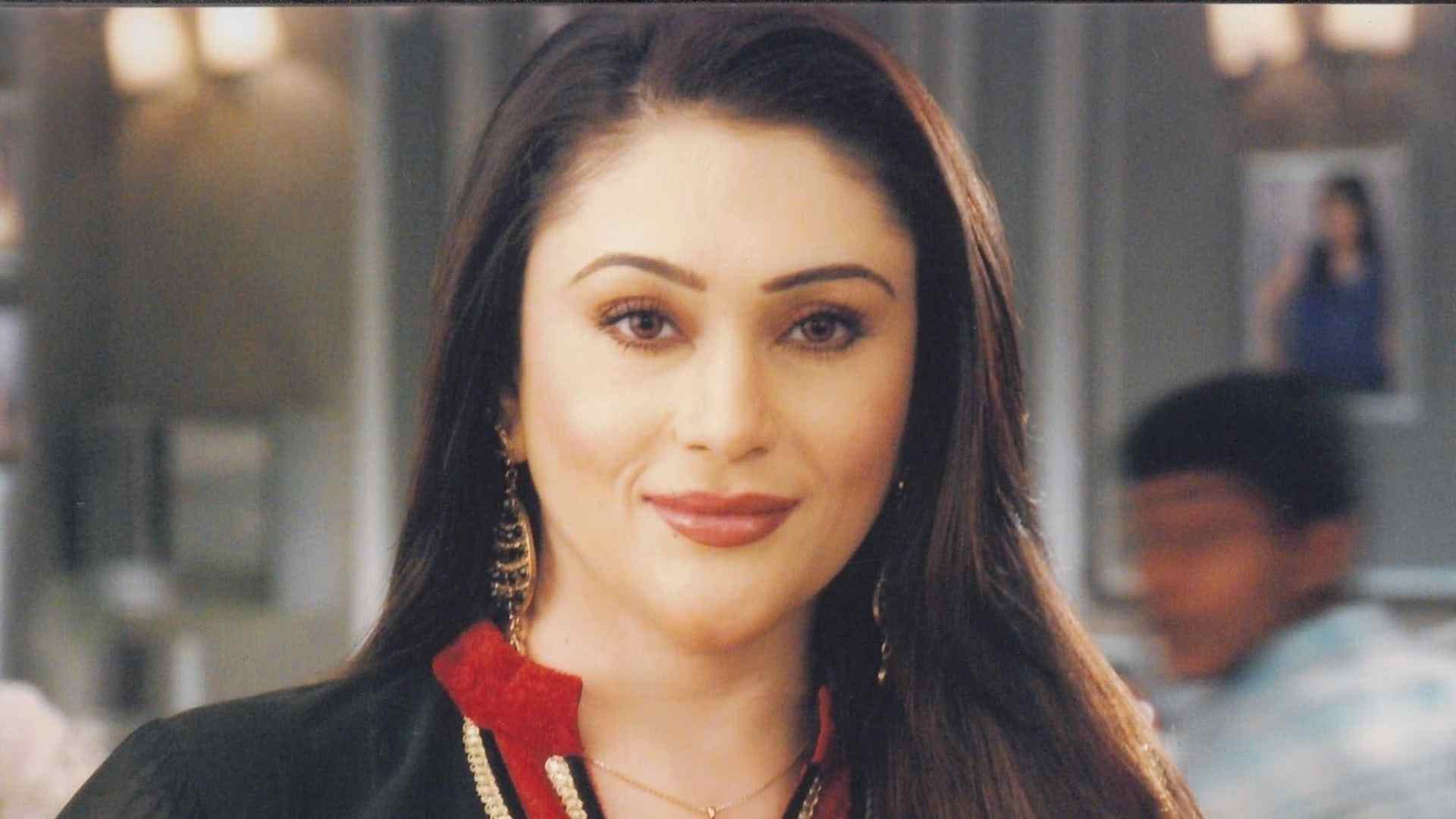 Actress Fall In Love With On Screen Son Kishwer Merchant Eva Grover ...