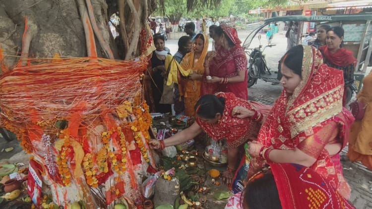 Vat Savitri Vrat Women Fast And Worshipped Yam Dev In Varanasi For Good ...