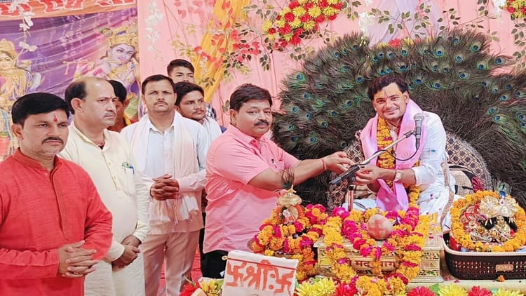 Hathras News:श्रीकृष्ण की बाल लीलाओं का मनोज महाराज ने किया वर्णन ...