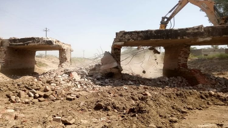 Construction Of Canal Bridge Starts On Jalesar Road - Amar Ujala Hindi ...