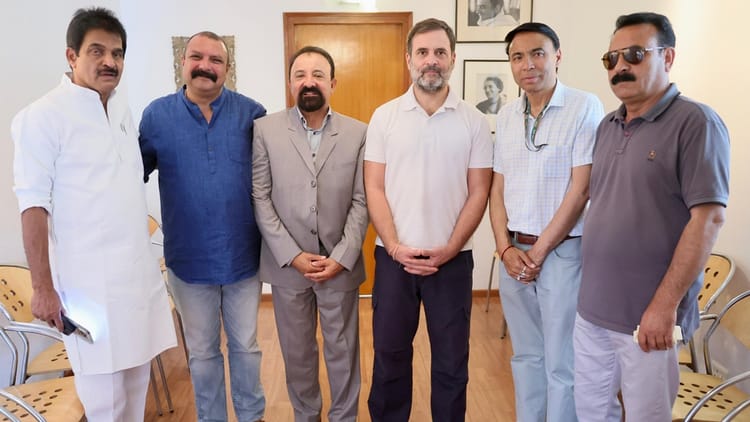 Ladakh:लद्दाख के सांसद हाजी हनीफा ने नई दिल्ली में मल्लिकार्जुन खड़गे ...