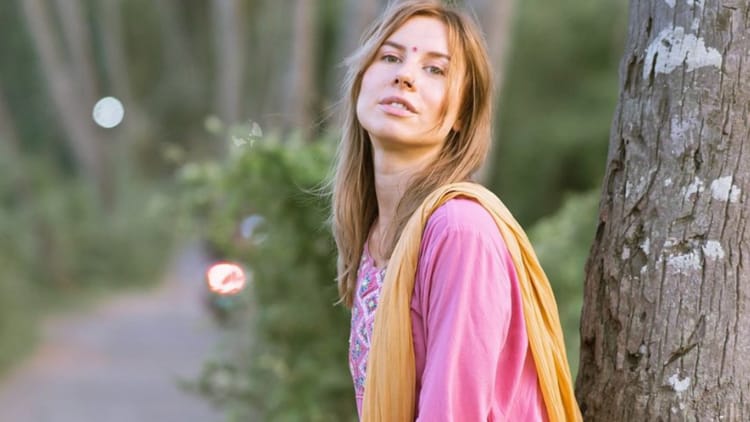 Ukrainian Vlogger Svetlana Haienko While Enjoying Vada Paav In Goa When ...